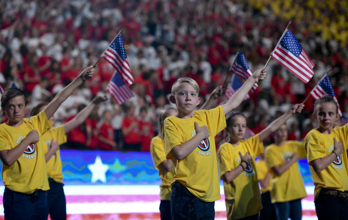 Hope of America brings thousands of students together to sing patriotic ...